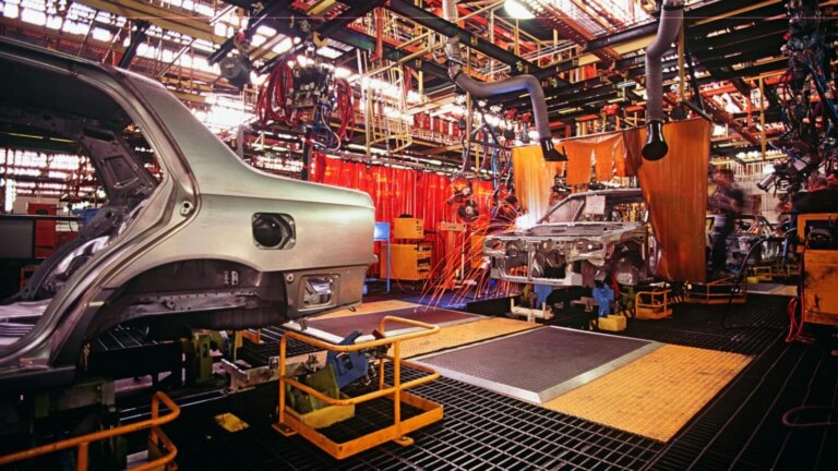 What is a Lathe: Definition, Components, Types and Applications
