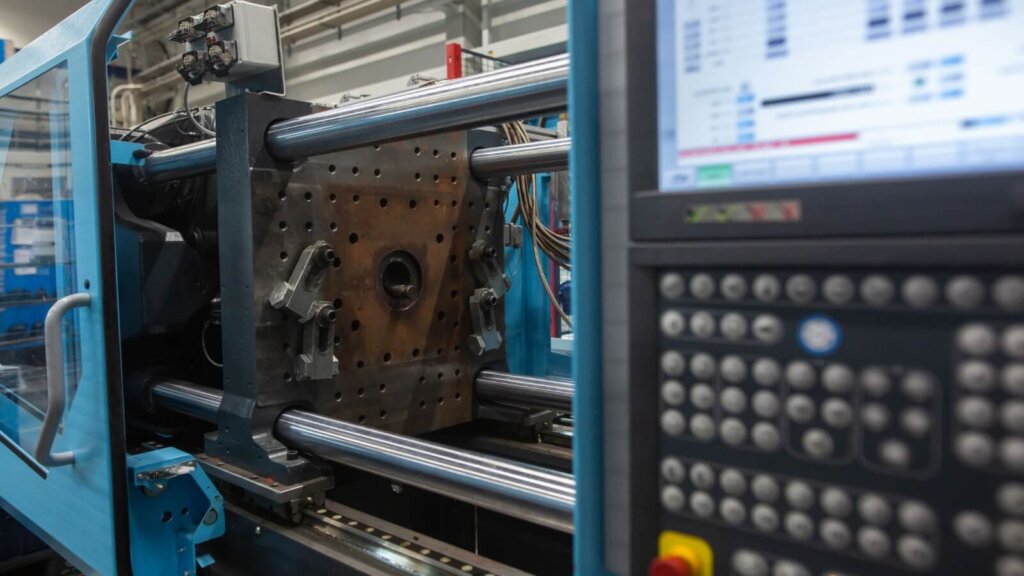 Injection molding vs Extrusion: Differences and Comparison