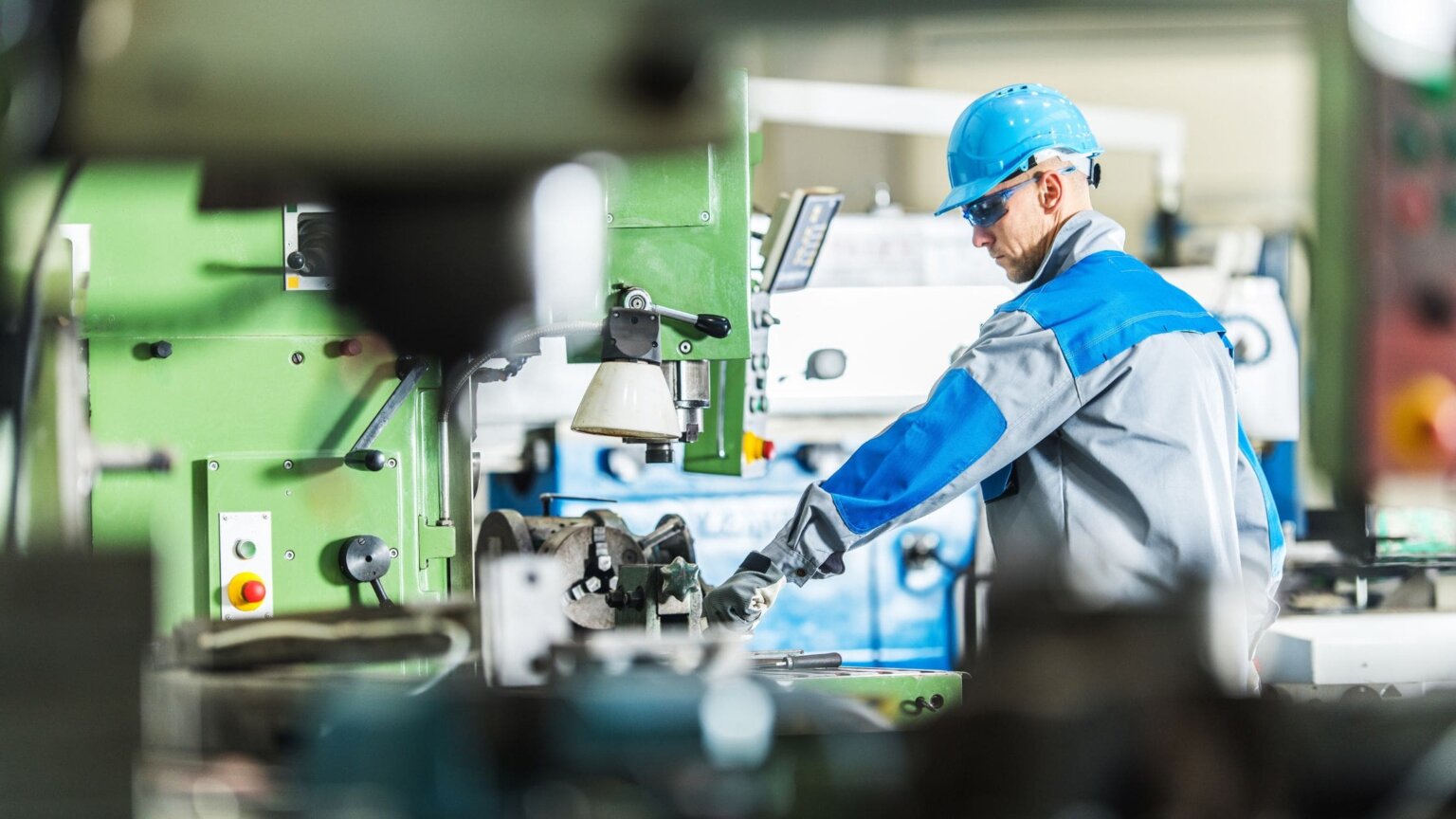 What is a CNC Lathe: Definition, Types & Specifications