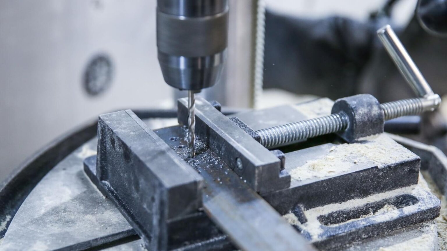 Milling vs Drilling: How Does CNC Milling and CNC Drilling Compare?